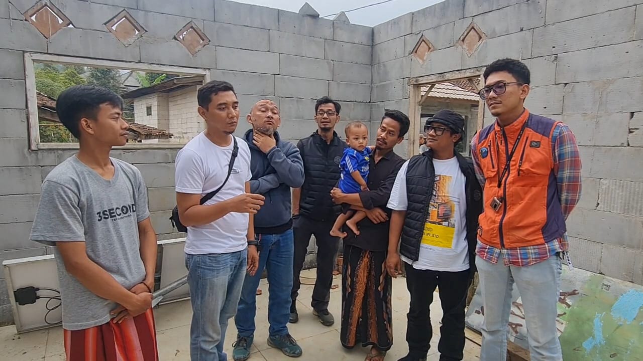 Puluhan Pelajar Belajar di Lantai, Sudah Setahun Sekolahnya Ambruk